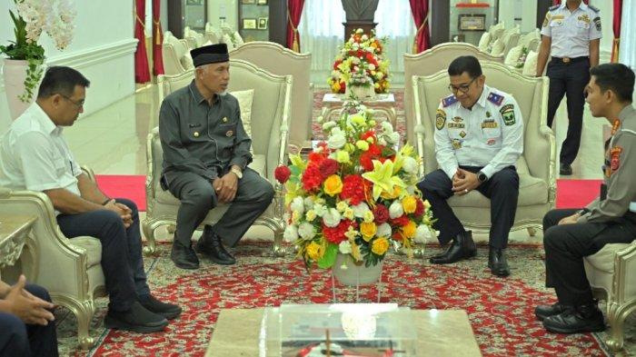 Sistem One Way Lebaran Sukses, Gubernur Serahkan Penghargaan untuk Ditlantas Polda dan BPJN ...