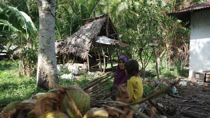 Tinggal di Rumah tak Layak Huni, Abu Zamar Dikunjungi Anggota DPRD ...
