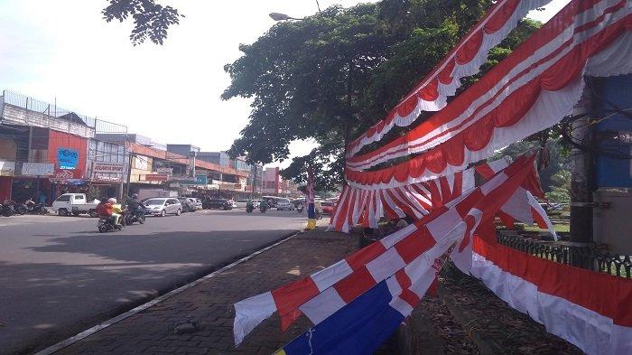 Jelang Agustusan, Penjualan Bendera Merah Putih dan Marawa di Kota ...