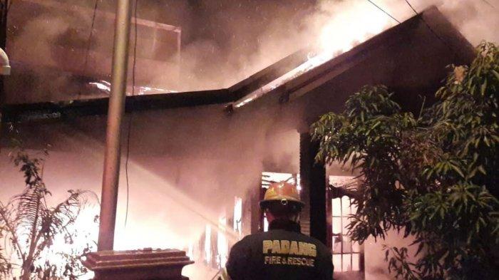 Satu Rumah Hangus, 100 Jiwa Terdampak Kebakaran di Padang, Kerugian Capai 450 Juta ...