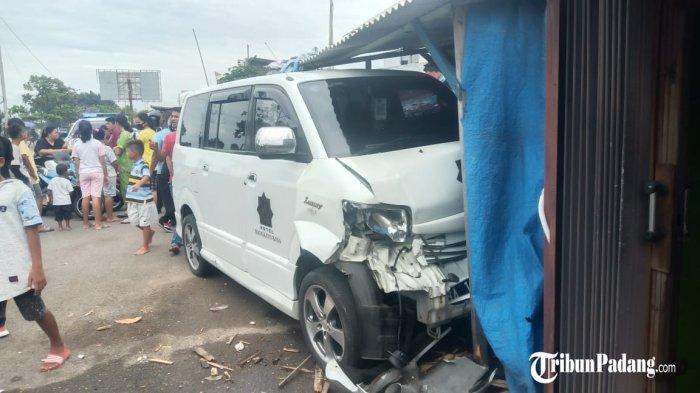 Mobil Putih Hantam Becak Motor Pedagang Roti Bakar hingga Pikap Parkir ...