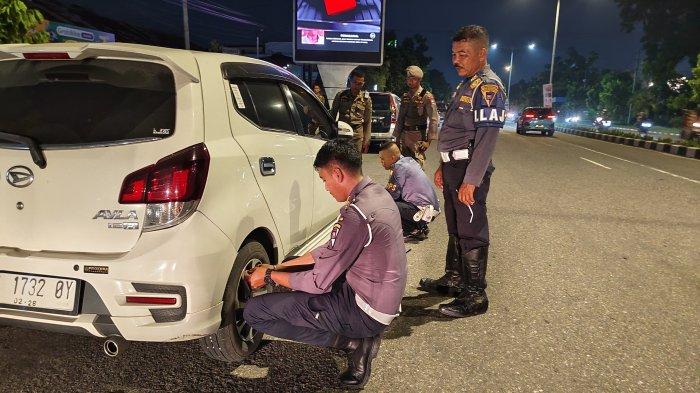 Penertiban di Jalan Khatib Sulaiman Padang: Dishub Kempeskan 6 Kendaraan Parkir Sembarangan ...