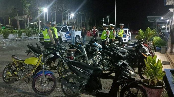 Diduga Bakal Balap Liar, Polisi Tilang Puluhan Motor Berknalpot Bising di GOR Rang Agam ...