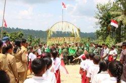 Rombongan Danrem 032/Wirabraja Berbaur dengan Tetua Adat dan Warga di Kepulauan Mentawai ...