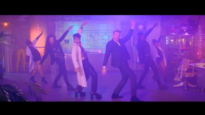 Lirik Lagu GUY.exe - Superfruit, Lagu Viral TikTok: Six Feet Tall And ...