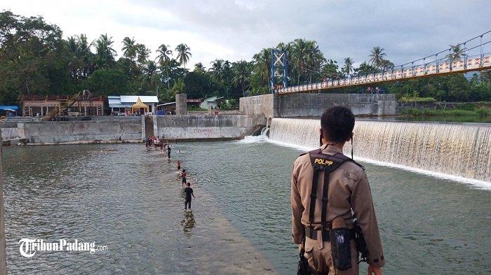 Lokasi Mandi Balimau di Padang Diawasi Satpol PP, Lubuk Minturun ...