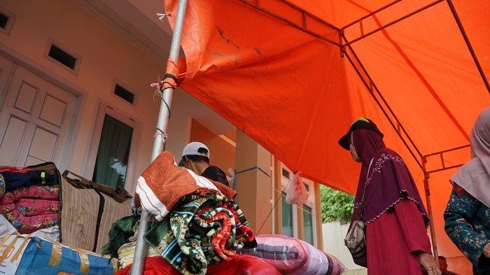 Ibu-Ibu Sosialita Bukittinggi Salurkan Bantuan Korban Banjir Bandang Sumbar di Sungai Pua Agam ...