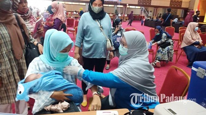 Ibu Hamil dan Menyusui Ikuti Kegiatan, Vaksinasi di Auditorium UNP ...