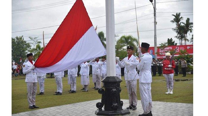 Upacara Penurunan Bendera di Lapangan Becek, Paskibraka Kota Pariaman ...