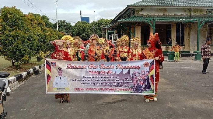 Peringati Hari Ibu, Ratusan Bundo Kanduang di Padang Gelar Pawai ...