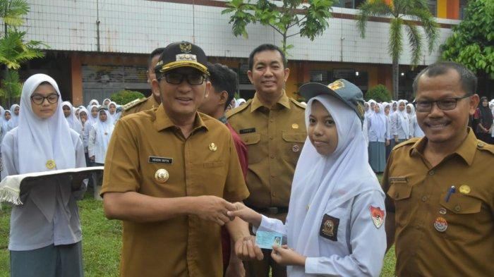 85 Siswa SMKN 6 Padang Terima e-KTP, Hendri Septa : Gunakan Hak Suara ...
