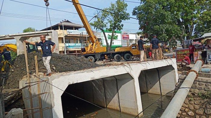Pemasangan Box Cover di Jalan Juanda Membuat Arus Lalu Lintas Kembali ...