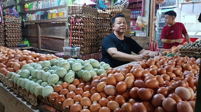 Harga Telur Stabil di Pasar Raya Solok H-17 Ramadan, Diperkirakan Naik ...