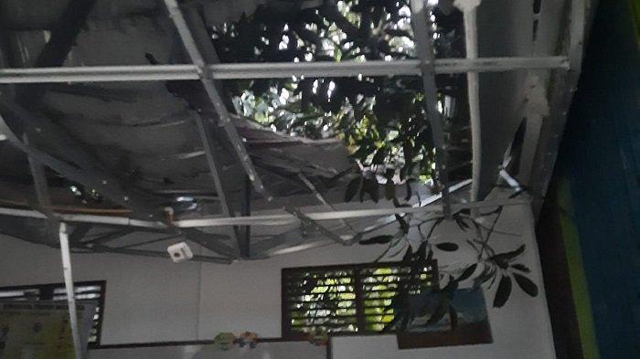 Akibat Angin Kencang, Pohon Kuini Tumbang Timpa 3 Atap Ruang Kelas SLB ...