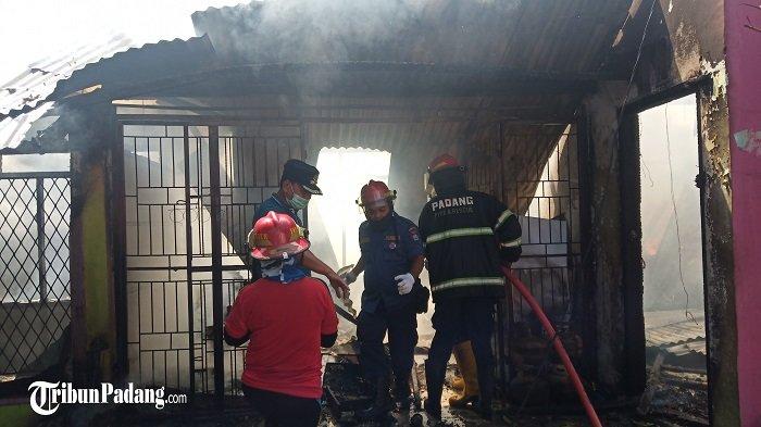 BREAKING NEWS: Satu Unit Rumah Terbakar di Kota Padang, Tiga Armada Pemadam Kebakaran Diturunkan ...