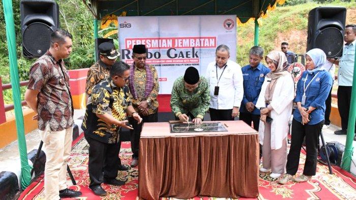 PT Semen Padang-Pemko Padang Resmikan Jembatan Rimbo Gaek Senilai Rp2,1 ...
