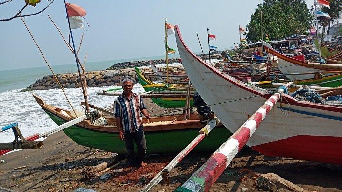 Ombak Tinggi dan Angin Kencang, Nelayan di Pantai Purus Kota Padang Tak ...