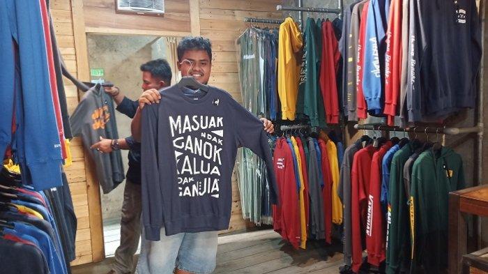 Kaos Kapuyuak yang Desainya Berbahasa Minangkabau, Oleh-oleh Khas dari ...