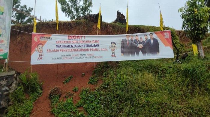 Ingatkan Netralitas ASN di Pemilu 2024, Bawaslu Sumbar Pasang Spanduk ...