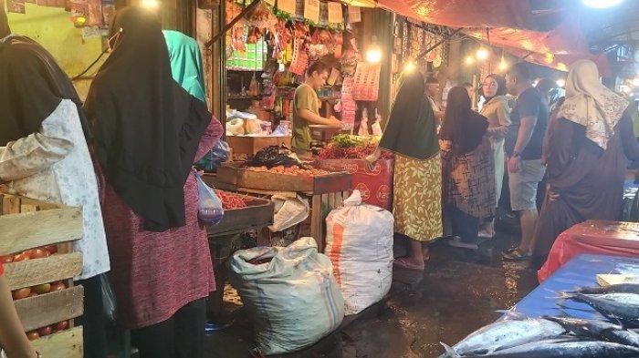 Pasar Pariaman Ramai H-1 Ramadhan, Pembeli Berdesak-desakan Beli ...