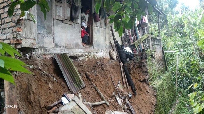 Akibat Curah Hujan Tinggi, Dapur Rumah Warga Amblas di Palembayan ...