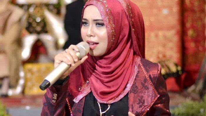 Artis Minang Vanny Vabiola Sudah Koleksi 20 Album, Pengin Tahu Siapa ...