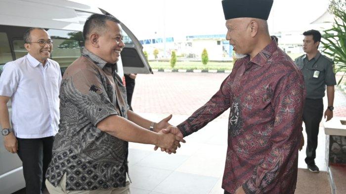 Gubernur Mahyeldi Sambut Kedatangan Wamen UMKM Helvi Yuni Moraza di ...