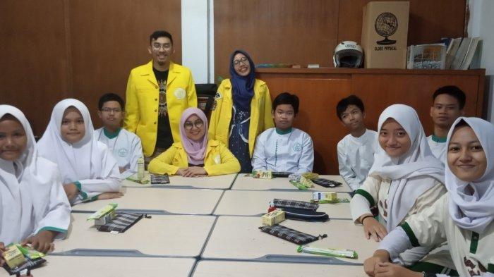 Mahasiswi UI Asal Padang & Rekannya Ciptakan Pendidikan Dwibahasa (PeDe ...