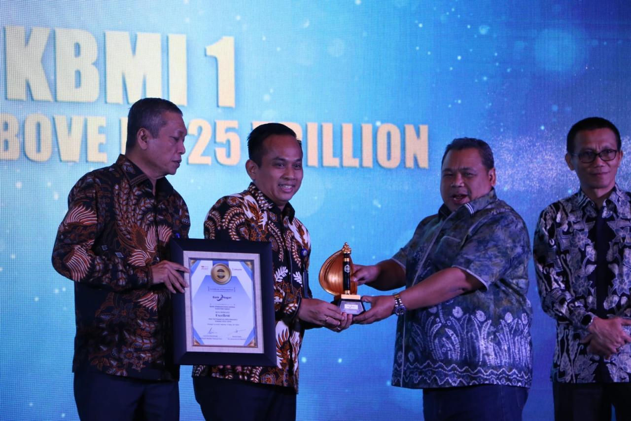 Bank Nagari Raih 2 Penghargaan Bergengsi The Asian Post : Rating BUMD Keuangan 2025 ...