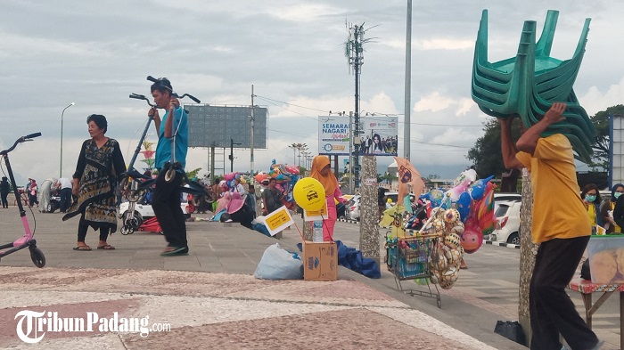 Momentum Libur Pilkada, Wisatawan Ramai Kunjungi Pantai Padang dan ...