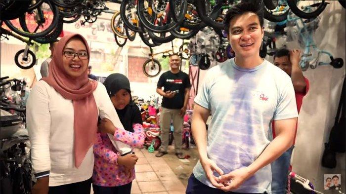 Tak Peduli Sorotan Negatif, Baim Wong Temui Bocah SD yang Viral Banyak Kutu dan Belikan Sepeda ...