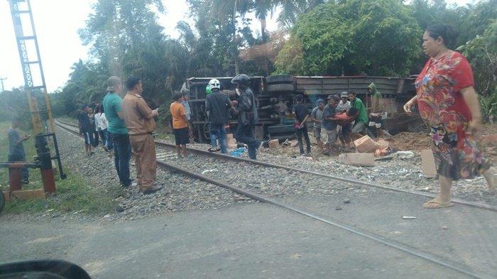 Bus Prima Abadi Ditabrak Kereta Api di Perlintasan Rel Tanpa Palang ...