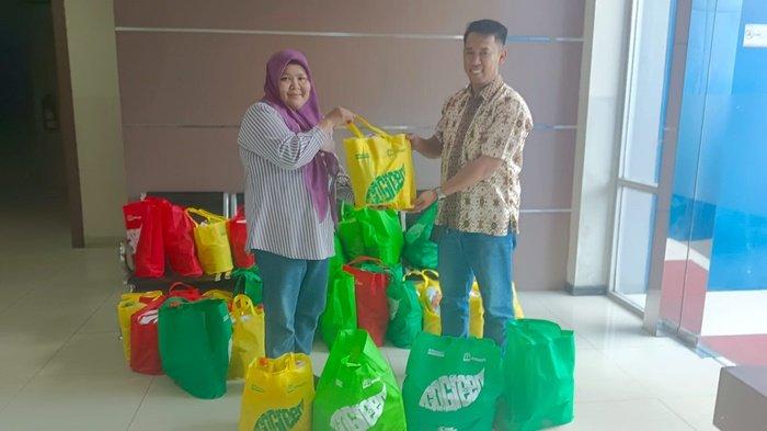 Alfamart Berbagi Bingkisan Lebaran dengan Loper Koran Sripo dan Tribun ...