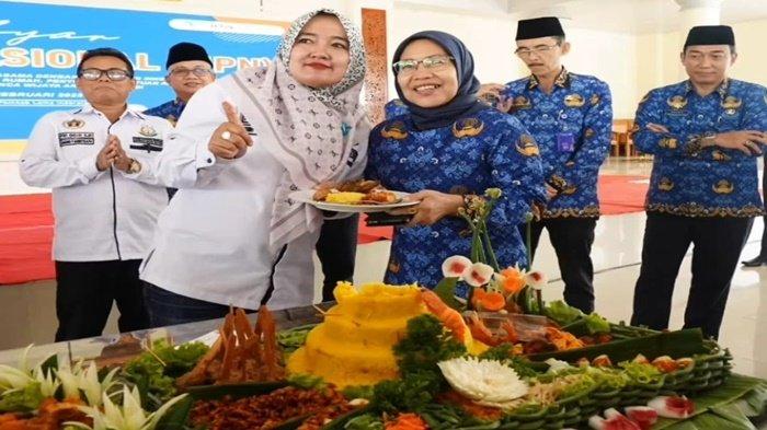 Sekretaris DPRD Ogan Ilir Mukhsina Terima Tumpeng dari Plt Ketua PWI OI, Perkuat Sinergi Media ...