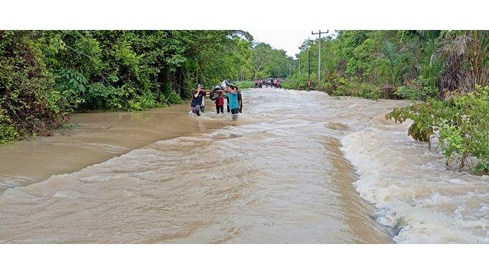 Air Sungai Hitam di Kecamatan Belitang III OKU Timur Sumsel Meluap, Warga Sulit Lewat Jalan ...