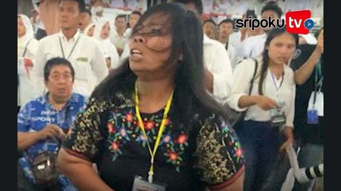 Video: Nasib Emak-emak yang Lempar Sandal ke Presiden Jokowi, Berakhir ...