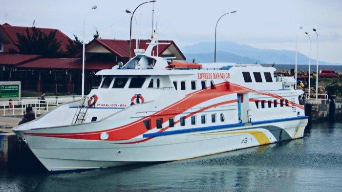 Video: Pemotor Oleng Bonceng 4 Berakhir Terjun ke Laut - Sripoku.com