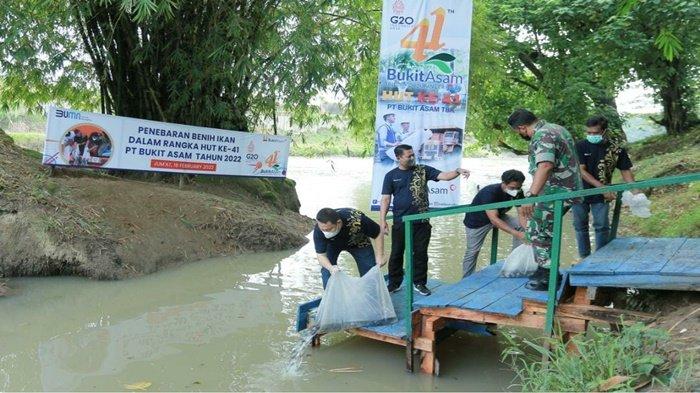 Memperingati HUT ke-41 PTBA Tahun 2022, Lakukan Penebaran 16 Ribu Ekor ...