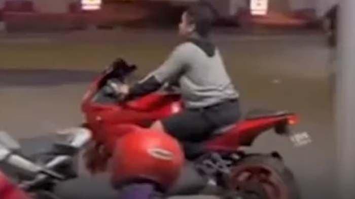 Video: Geber Motor Berkenalpot Brong, Pemuda Ini Dapat Salam Olahraga ...