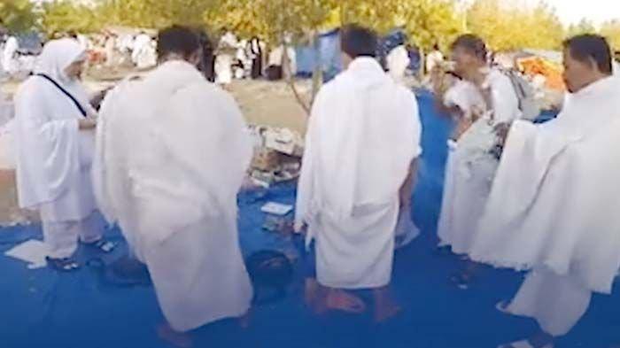 Video: Biaya Lebih Murah, Pria Indonesia Jalani Haji Backpacker Tidur ...