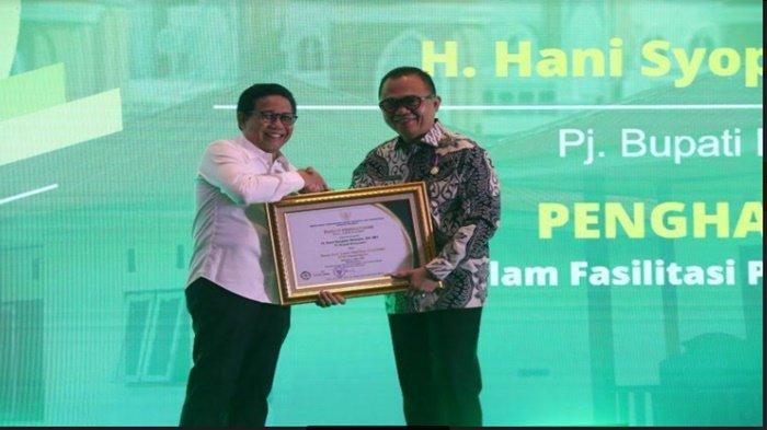 Pj Bupati Banyuasin Hani Syopiar Rustam Terima Penghargaan dari Kementerian Desa PDTT - Sripoku.com