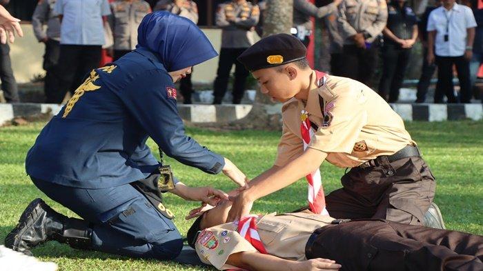 Anak Pramuka Pingsan Ketika Latihan, Simulasi Pelatihan Bantuan Hidup Dasar oleh Polres Muara ...