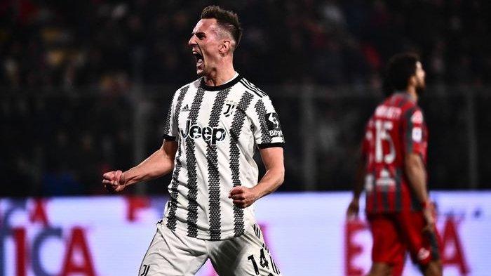 Hasil Bola Tadi Malam Liga Italia: Duo Milan Kompak Menang, Arkadiusz ...