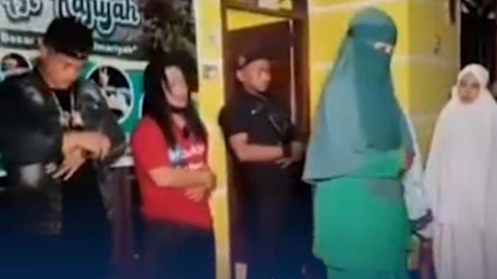 Video:Klarifikasi Wanita Bercadar Jadi Imam Salat & Klaim Bisa Hapus ... Video:Klarifikasi Wanita Bercadar Jadi Imam Salat & Klaim Bisa Hapus ...