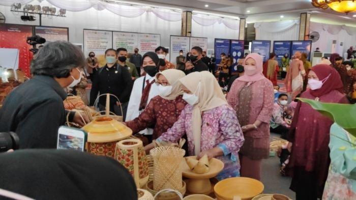 Febrita Lustia Herman Deru Kenalkan Songket dan Angkinan ke Iriana ...