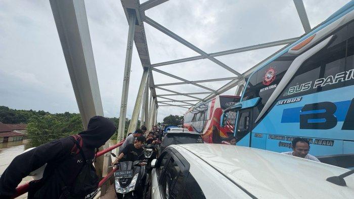 Breaking News: Jalintim Palembang-Jambi Macet Total Akibat Banjir, Polisi Imbau Cari Rute ...