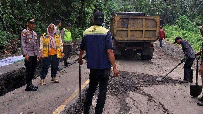 Jalan Turun di Jalan lintas Sumatera OKU Sumsel Ditimbun dengan Batu Agregat - Sripoku.com