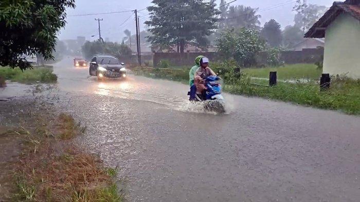 Sering Banjir Saat Musim Hujan, Warga Mangunharjo di Musi Rawas Sumsel ... Sering Banjir Saat Musim Hujan, Warga Mangunharjo di Musi Rawas Sumsel ...