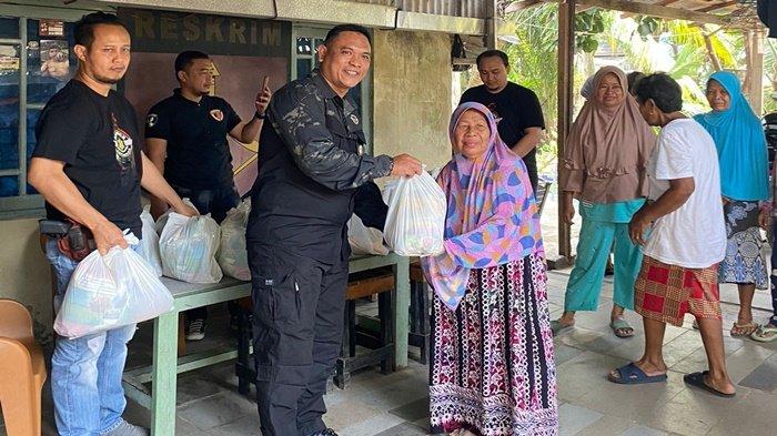 Janda di Wilayah Cinde Dapat Sembako, Jatanras Polda Sumsel Subdit 3 Peduli, HUT Bhayangkara ke ...