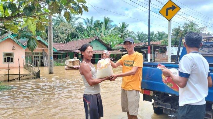 Bantu Warga Terdampak Banjir, Pemdes Mandi Aur Musi Rawas Salurkan Bantuan 200 Paket Sembako ...